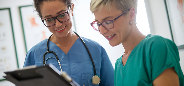 RN vs NP: Registered Nurse vs Nurse Practitioner (Explained)